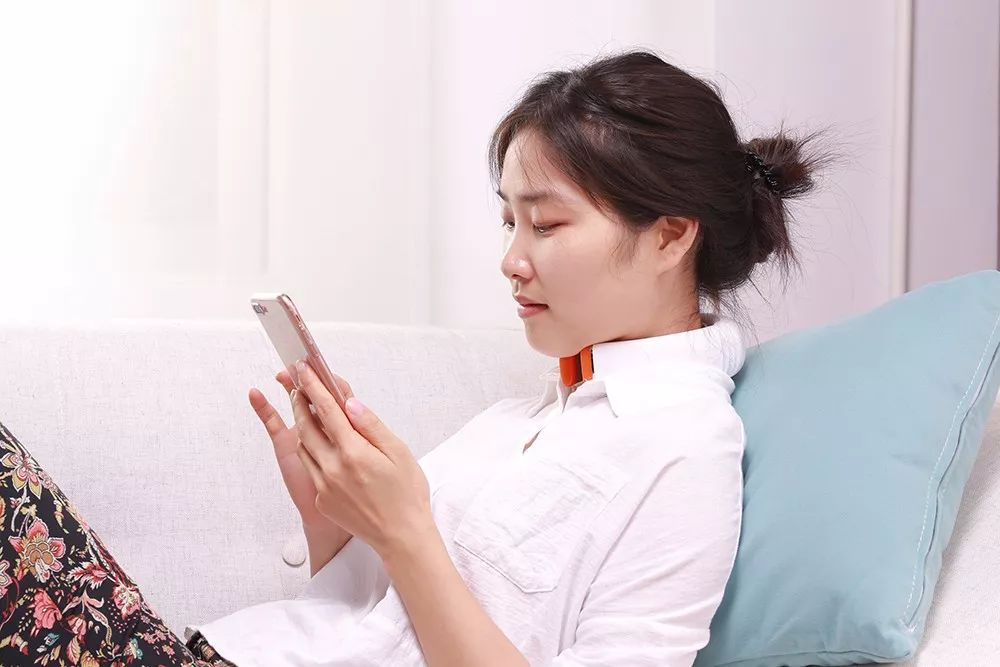 玩手机头疼怎么办,玩手机头疼缓解妙招,趴着玩手机头疼怎么办_大山谷图库